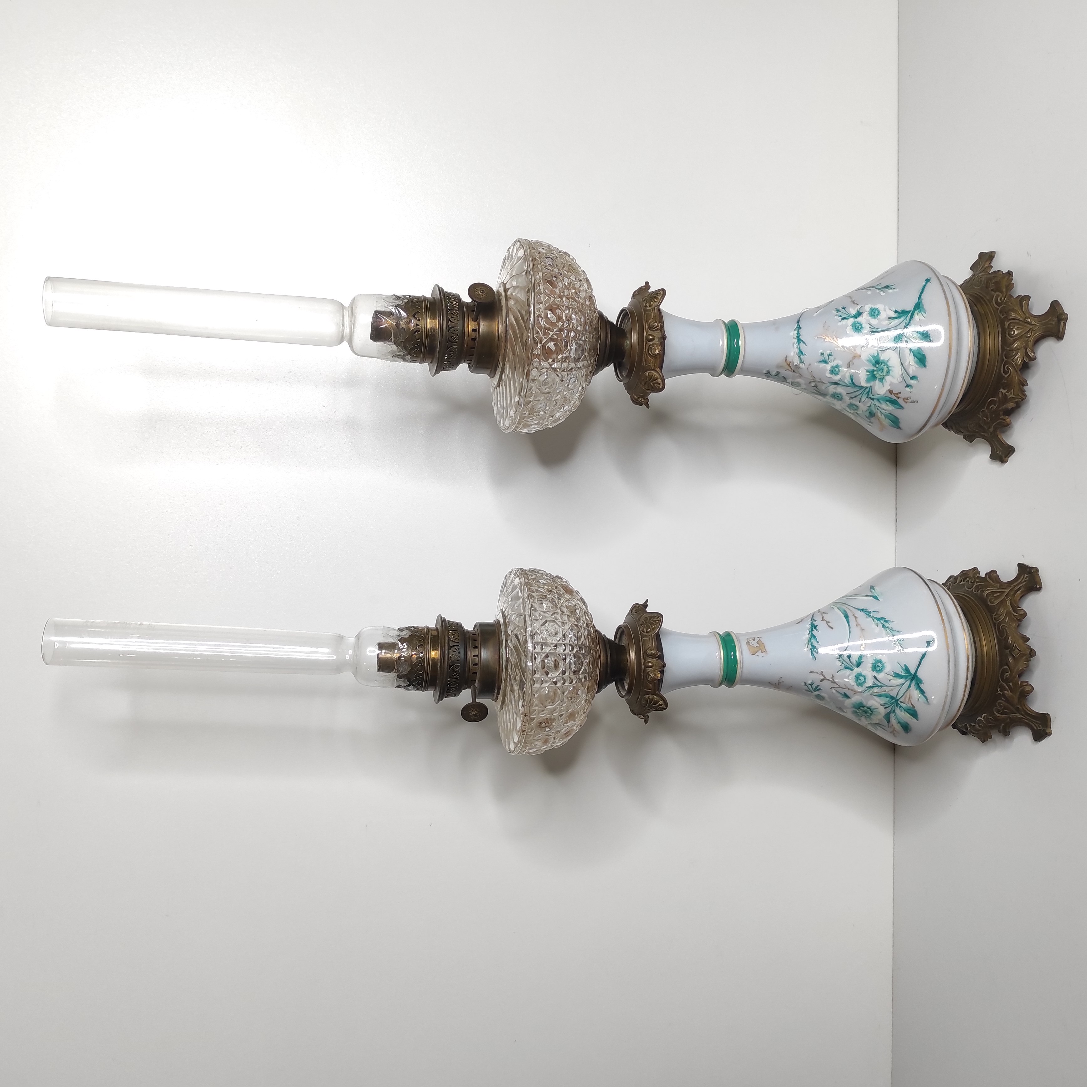 PAIRE DE LAMPES A PETROLE EN PORCELAINE BLEUE DECOR FLORAL | Brocante ...