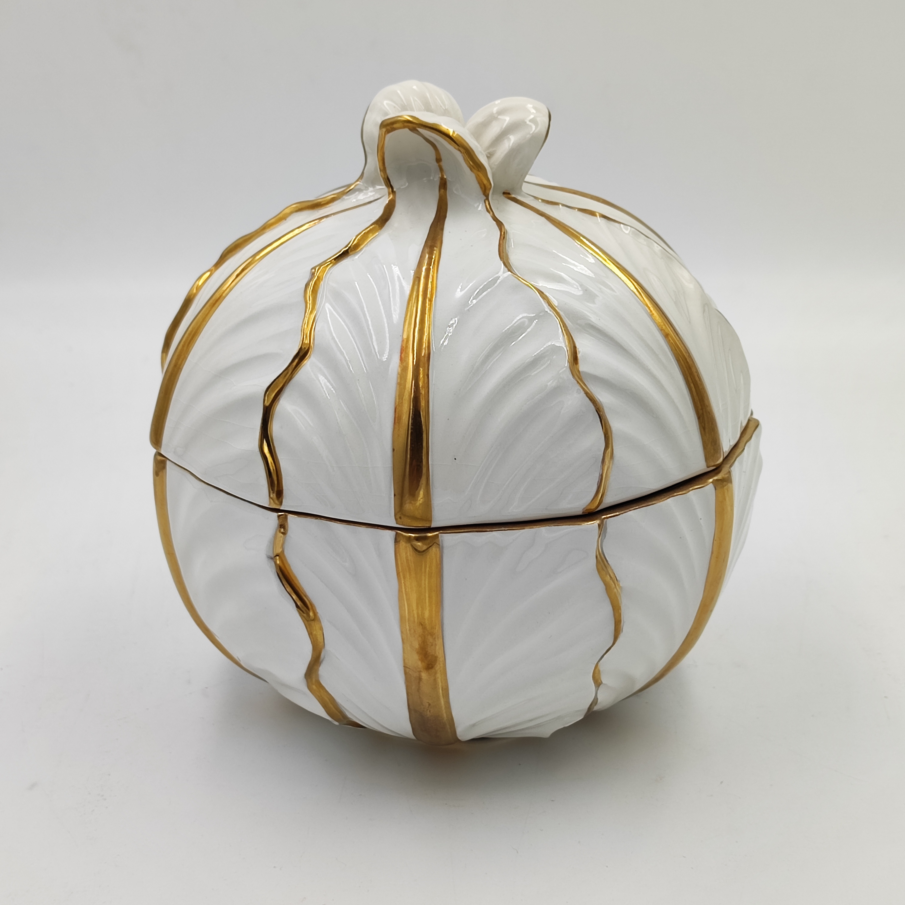 CHRISTIAN DIOR BONBONNIERE EN CERAMIQUE BLANCHE ET DOREE | Brocante ...